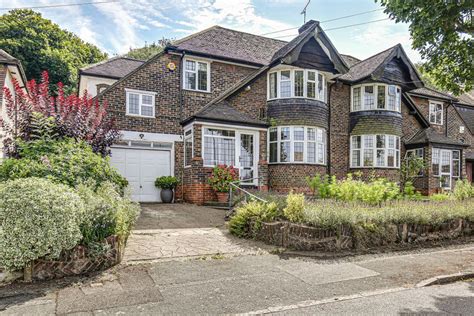 Norfolk Avenue South Croydon Cr2 8bt 4 Bed Semi Detached House £825 000