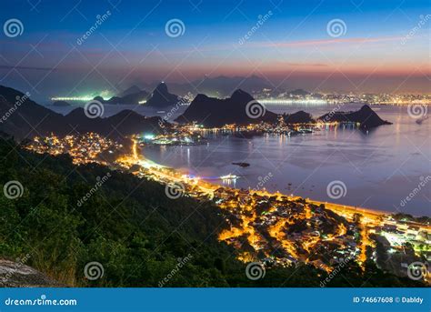 Opinión Hermosa De La Noche Rio De Janeiro Foto De Archivo Imagen De