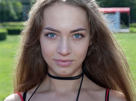 غمازات وعيون ملونة ونمش مقاييس الجمال الحديثة ناتجة عن خلل جينى