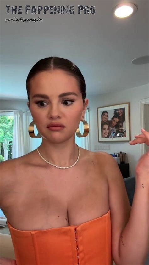 Selena Gomez Expsoed Her Boobs Before Single Soon Premiere 9 Photos GIF The Fappening