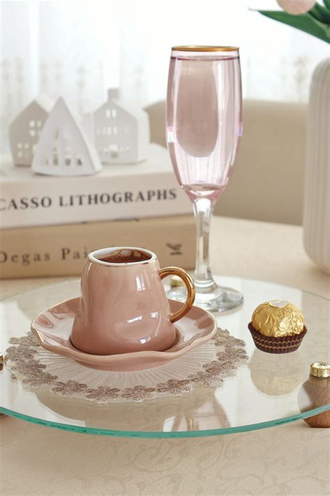 가스 제거 거실 금박 끈 난색 낭만적인 도기 디저트 라이프스타일 럭셔리 매우 복잡한 미니멀리스트 미술 책 부드러운 조명 분홍색 샴페인 잔 서적