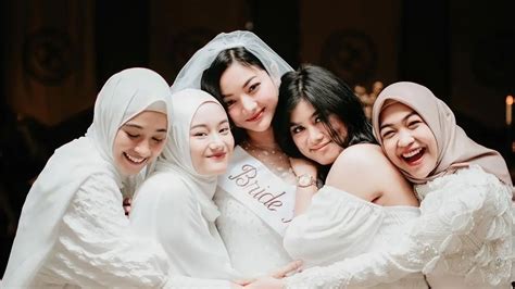 6 Potret Poppy Bunga di Bridal Shower Glenca Chysara, Keponakan Rasa Adik - Hot Liputan6.com