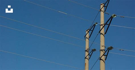 그 위에 정지 표지판이 있는 전신주 사진 Unsplash의 무료 하늘색 이미지