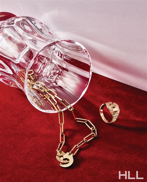 에스콰이어 코리아 제작비지원 Holidayt 사랑이 더 돈독해지는 계절 겨울 의미있는 선물로 사랑의 정점을 찍어볼까요 프랑스어로 수갑을 뜻하는 딘반의