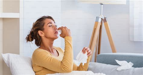 여자는 독감에 걸렸고 그녀는 자신을 돕기 위해 비강 스프레이를 사용하고 있습니다 비강 스프레이를 사용하는 여성 감기에 도움이되는 비강 스프레이 코가 뚝뚝 떨어지는 비염