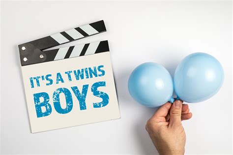 그것은 쌍둥이 소년입니다 생일 및 초음파 검사 개념 흰색 배경에 영화 클래퍼와 파란색 풍선 쌍둥이에 대한 스톡 사진 및 기타