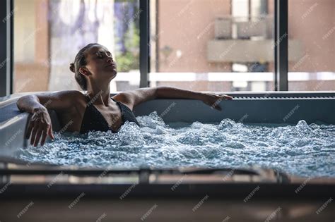 Eine Junge Frau Entspannt Sich In Einem Whirlpool Kostenlose Foto