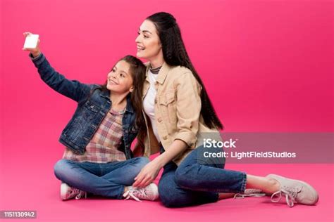 행복 한 어머니와 딸이 함께 앉아서 핑크 스마트 폰과 셀 카를 복용 가족에 대한 스톡 사진 및 기타 이미지 가족 사진 이미지 어머니 Istock