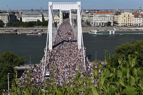 Itthon: Az Erzsébet hídon vonuló tömeget ábrázoló plakátok bukkantak fel a napokban Budapesten