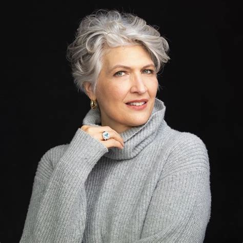 18 Haircuts For Women Who Let The Gray Grow Out And Love It More Than