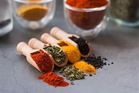 향기로운 향신료 세트 심황 파프리카 허브 후추는 회색 배경에 나무 숟가락에 있습니다 텍스트를 위한 여유 공간 0명에 대한 스톡 사진 및 기타 이미지 Istock