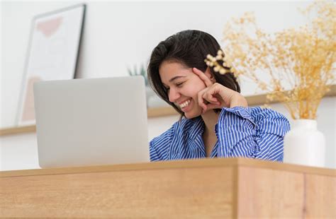 예쁜 십대 소녀는 헤드폰을 착용하고 노트북 Elearn 주제를 사용하고 외국어 능력을 향상시키고 온라인에서 새로운 지식을 얻습니다 수업료 튜터와의 화상 통화 이벤트 운동에