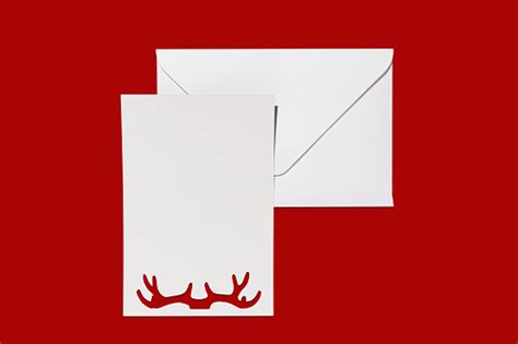 크리스마스 편지 모형입니다 빈 흰색 빈 페이지와 빨간색 배경에 흰색 종이 봉투입니다 엽서 인사말 감사 카드 템플릿입니다 0명에 대한 스톡 사진 및 기타 이미지 Istock