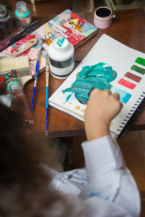 그림 독창성 미술 미술 도구 미술 재료 미술용품 붓 산타 렘 생생한 색상 성인 손 그림 수공예품 수직 쐈어