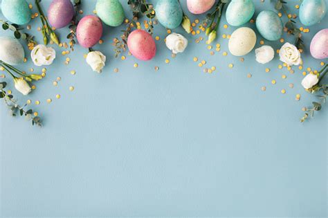 화려한 부활절 달걀과 파스텔 블루 테이블 탑 뷰에 꽃의 부활절 구성 플랫 레이 4월에 대한 스톡 사진 및 기타 이미지 4월 계절 공휴일 Istock
