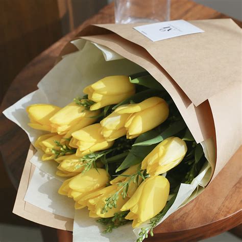 노랑 튤립 꽃다발 원모먼트