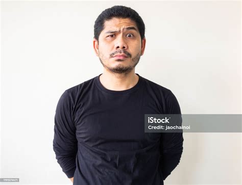 고민 젊은 아시아 남자 계획 또는 아이디어 Pensive 표현을 생각 하려고 사려 깊은 얼굴로 미소 의심 개념 감정에 대한 스톡 사진 및 기타 이미지 Istock