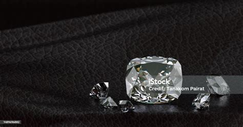 검은색 가죽 배경에 다양한 크기의 정사각형 다이아몬드를 3d로 렌더링합니다 0명에 대한 스톡 사진 및 기타 이미지 0명 3d 안경 결정체 Istock