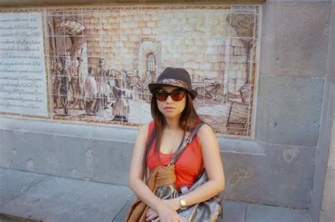 Foto Sexy Artis Indonesia Sarah Azhari On Holiday