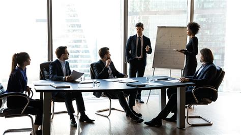 회의에서 플립 차트 프리젠 테이션을주는 두 가지 다양한 코치 멘토 경영자에 대한 스톡 사진 및 기타 이미지 경영자 리더십