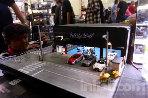 Foto Berburu Mobil Diecast Di Ajang Imx 2023