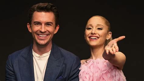 Ariana Grande E Jonathan Bailey Em Revival De Sunday In The Park With