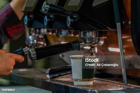 커피를 만들기 위해 우유 거품을 내는 바리스타 바리스타가 커피 머신 앞에 손을 댄다 기계류에 대한 스톡 사진 및 기타 이미지