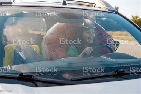 바다 자동차 여행 여행 미소 여자 드라이버 에 자동차 전체 의 휴가 물건 30 34세에 대한 스톡 사진 및 기타 이미지 30 34세 가방 감정 Istock