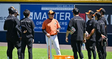 한화 외야진 지도하는 박재상 코치 [사진]