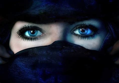 Фото Девушка с голубыми глазами и с закрытым лицом