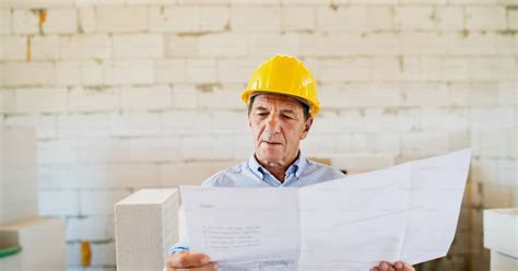 청사진이 있는 건설 현장의 수석 건축가 또는 토목 엔지니어는 건설 현장의 문제를 제어합니다 사진 Unsplash의 청사진 이미지