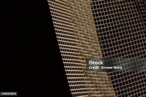 어두운 배경의 추상적인 흰색 곡선 모양 그물의 배경과 질감 그리드의 배경과 질감 0명에 대한 스톡 사진 및 기타 이미지 0명 개념 개념과 주제 Istock