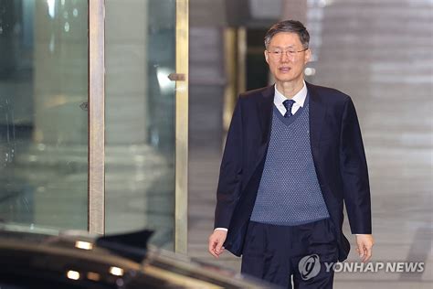 퇴근하는 문형배 헌재소장 권한대행 연합뉴스