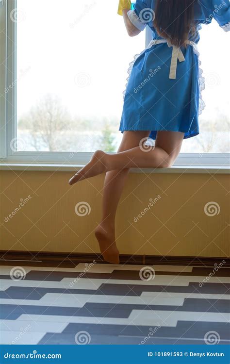 Piernas De Una Criada Joven Imagen De Archivo Imagen De Sitio Casero