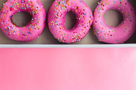 트렌디한 부드러운 핑크 배경에 흰색 상자에 분홍색 장식과 무지개 뿌리는 홈메이드 서클 도넛 여유 복사 공간 도넛 페이스트리 건강에 좋지 않은 음식에 대한 스톡 사진 및 기타