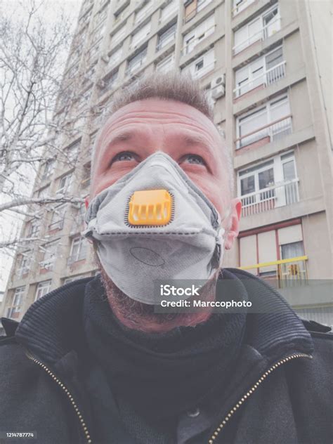 바이러스 오염을 방지하기 위해 얼굴에 보호 호흡 마스크를 착용한 성인 시민 40 49세에 대한 스톡 사진 및 기타 이미지