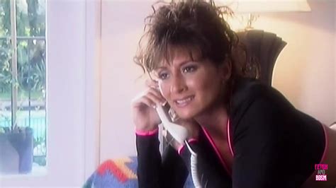 É Uma Fantasia Sobre Sexo Em Grupo Entre Um Cara Com Capuz E Duas