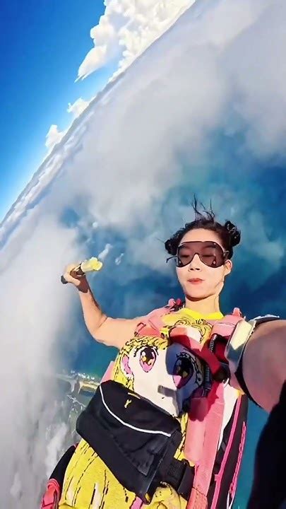 小姐姐在跳伞的过程中还吃起了菠萝。 Youtube