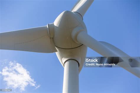풍력 터빈의 상세한 클로즈업 뷰 발전기 로터 및 블레이드 경관에 대한 스톡 사진 및 기타 이미지 경관 그림자 금속 Istock
