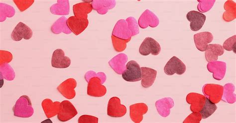 분홍색 배경에 하트로 만든 발렌타인 데이 패턴 세로 배너 전단지 브로셔 소셜 미디어 스토리에 적합 사진 Unsplash의 2월 이미지