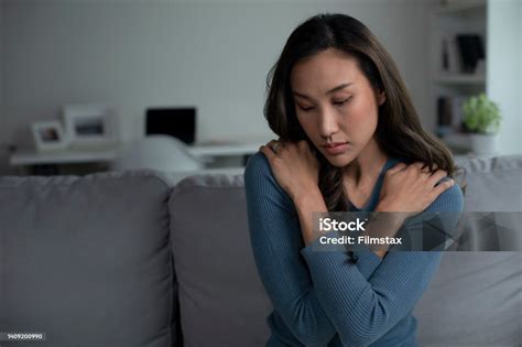 집에서 소파에 앉아있는 여성은 슬프고 삶의 어려움을 느낍니다 슬픔에 대한 스톡 사진 및 기타 이미지 슬픔 사람들 한 사람 Istock