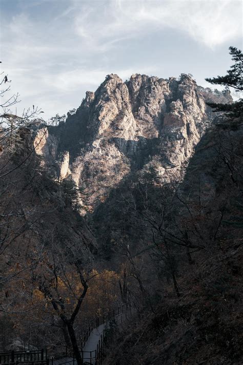 가을 강원도 거친 지형 경치 경치 좋은 전망 경치 좋은 풍경 계절 색상 골짜기 구름 국립 공원 극적인 풍경 나뭇잎 대한민국 돌 등산하다 모험