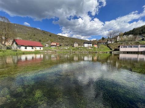 As Nascentes Do Rio Gacka Tonkovic Spring Croatia Izvori Rijeke Gacke Ili Vrila Gacke Imagem De