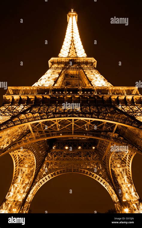 Eiffelturm Bei Nacht Mit Beleuchtung Fotos Und Bildmaterial In Hoher Auflösung Alamy