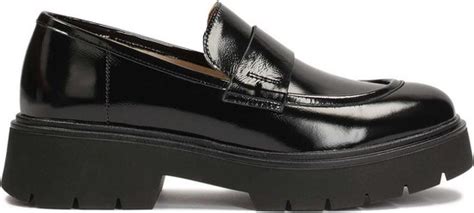 Flat Shoes On A Lug Sole Bol