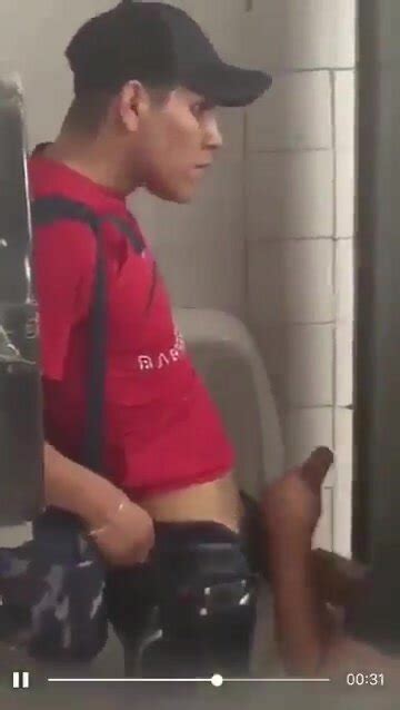 Mamada Gostosa No Banheiro Público Com Quase Um Flagra