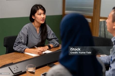 아시아계 중국인 여성이 현대 사무실의 미니 회의실에서 프로젝트 회의를 하고 있다 30 34세에 대한 스톡 사진 및 기타 이미지 30 34세 Staff Meeting