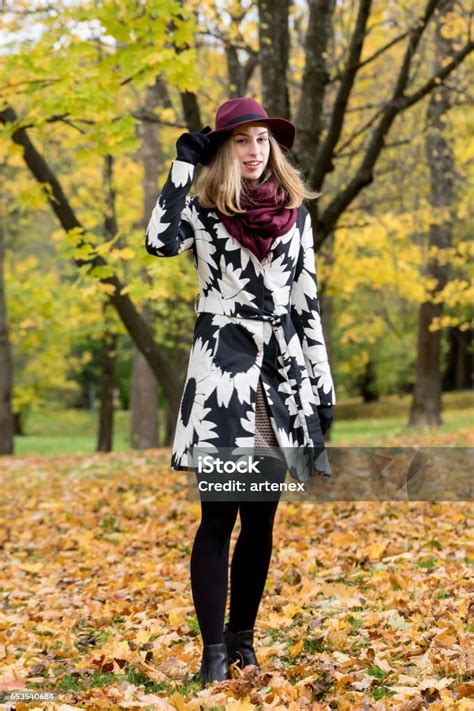 꽃 무늬 코트와 공원에서 와인 빨간 모자에 여자 행복 한 소녀와 화려한가 숲입니다 레이디 노란색 녹색 빨강 및 갈색의 단풍 배경 가을에 대한 스톡 사진 및 기타 이미지