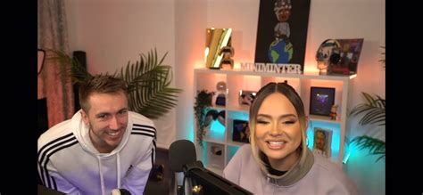 Talia Reading Erotic Fanfiction Pretending It Doesnt Turn Her On R