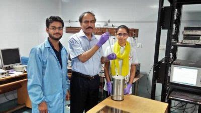 Ultra Sensitive Quantum Thermometer Using Graphene Quantum Dots